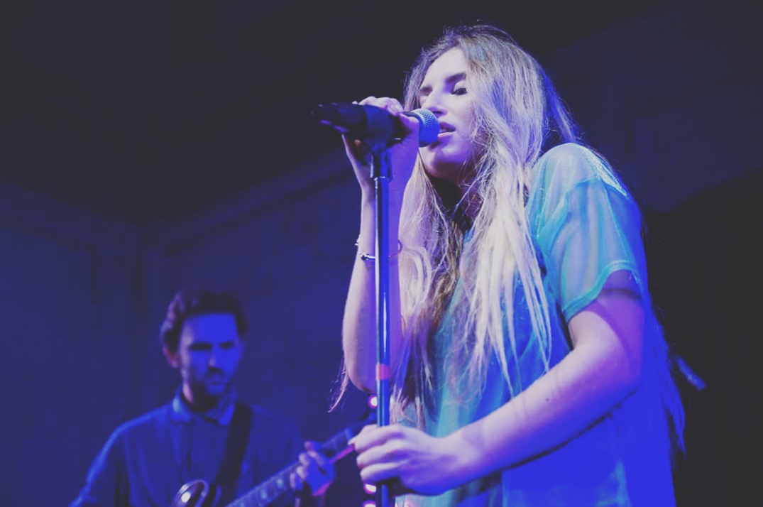 Elle Akerman - Hotvox